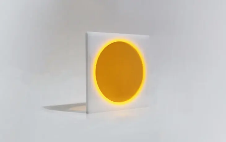 This table lamp glows like a solar eclipse