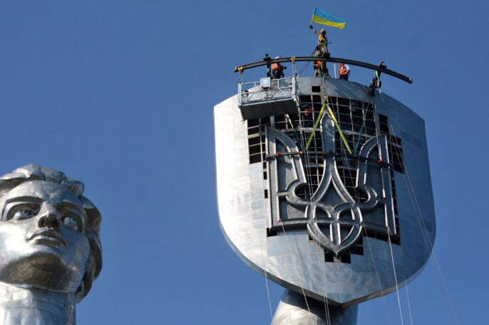 Ukraine removes the hammer and sickle from Kyiv's Motherland Monument