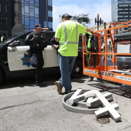 Elon Musk installed an X sign on the old Twitter headquarters, but only ...
