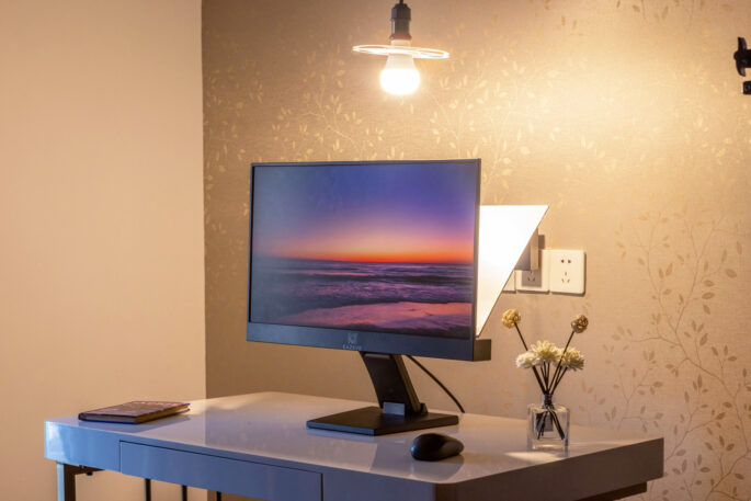 This 18-year-old built a better computer monitor that doesn't strain ...