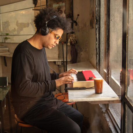 Loog's clever new instrument looks like a keyboard but sounds like a ...