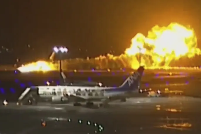 Japan Airlines fire today: photos show flight JAL-516, Haneda Airport